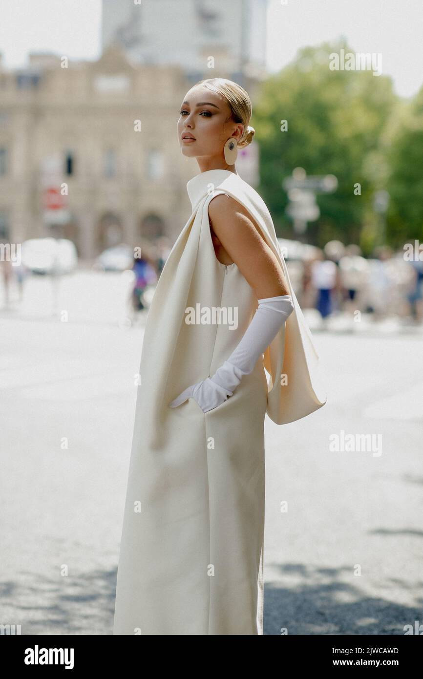 Street style, Romane Innc arriving at Stephane Rolland Fall-Winter 2022 ...