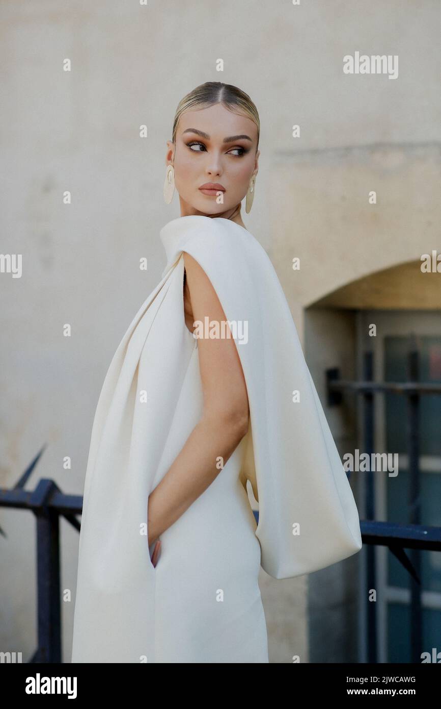 Street style, Romane Innc arriving at Alexis Mabille Fall-Winter 2022 ...