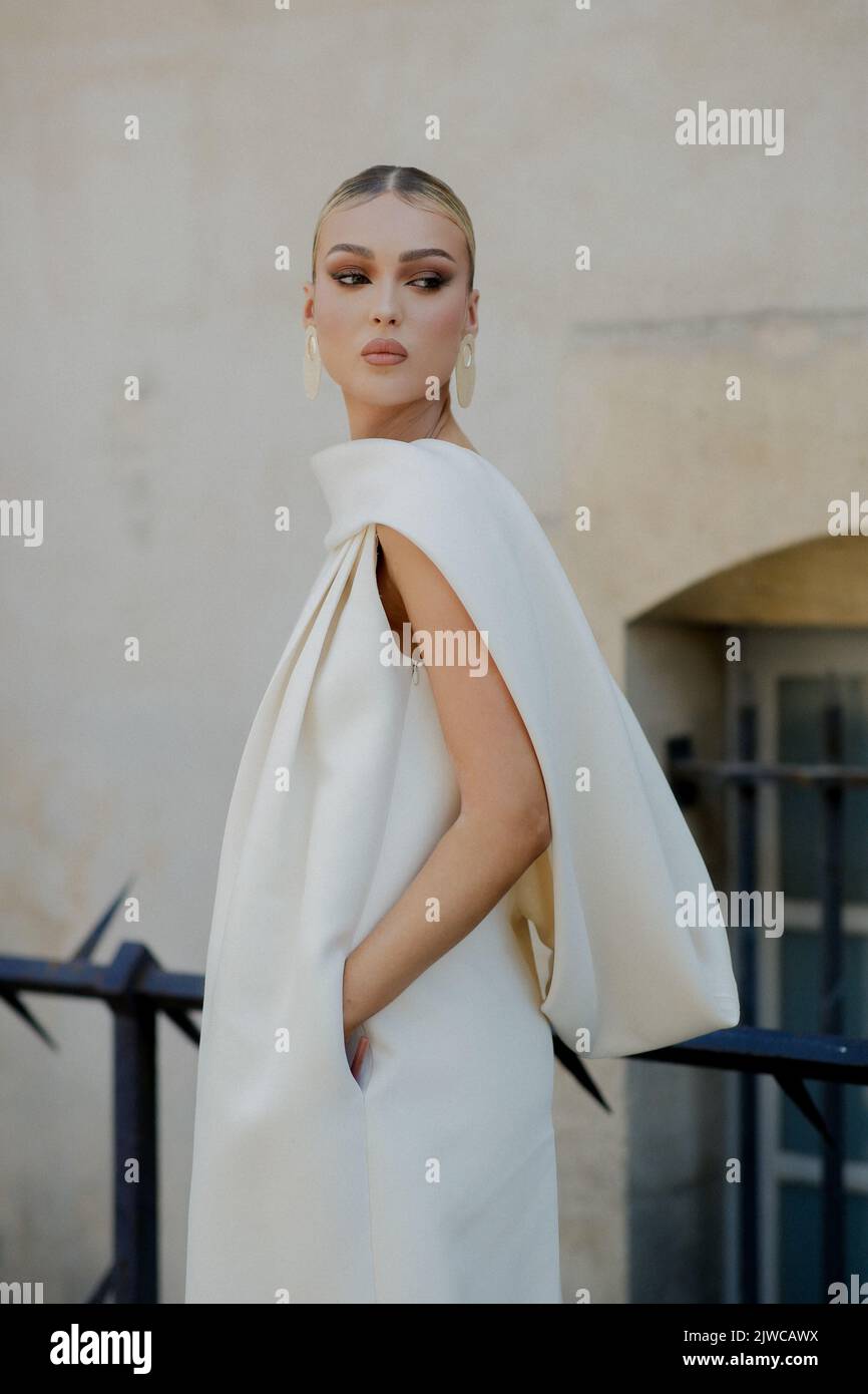 Street style, Romane Innc arriving at Alexis Mabille Fall-Winter 2022 ...