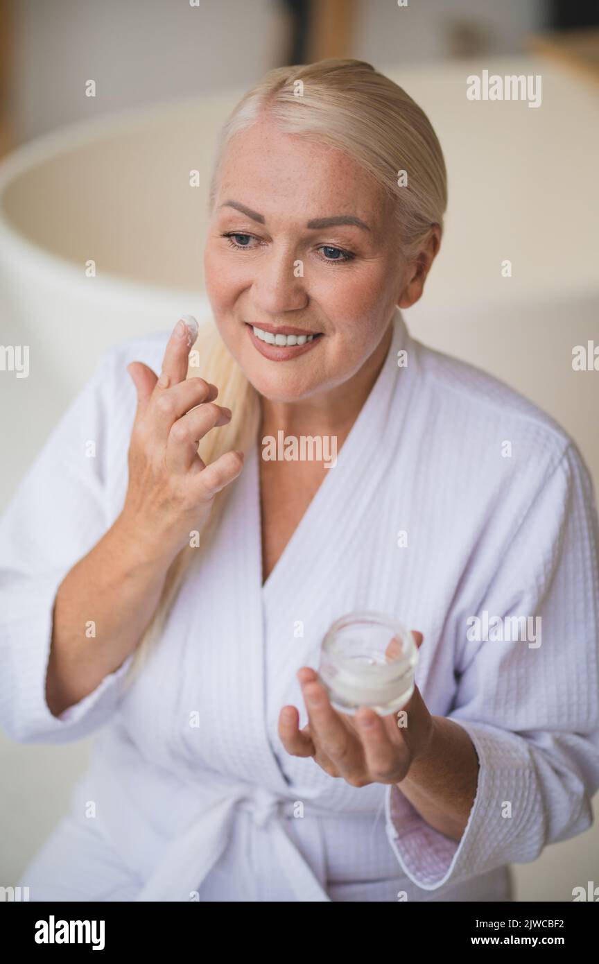 Well groomed woman hi-res stock photography and images - Alamy