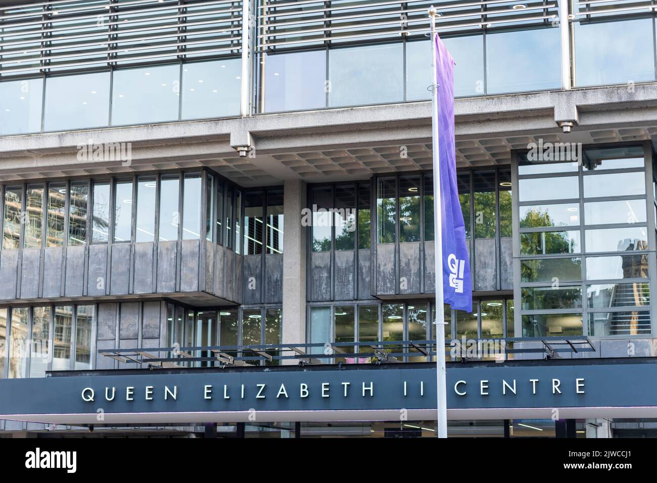 Queen elizabeth ii centre hi-res stock photography and images - Alamy
