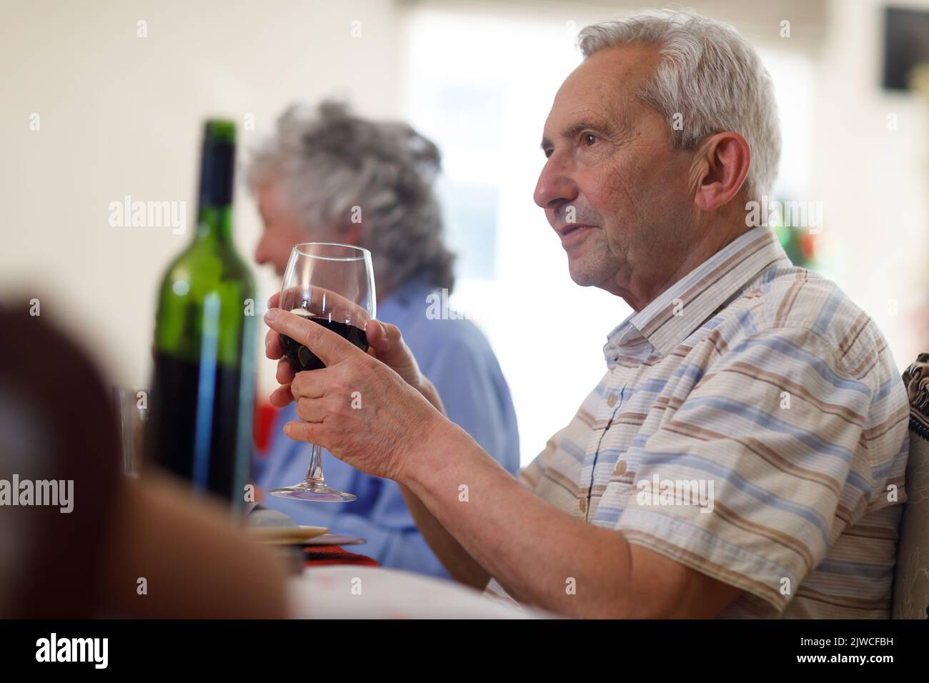 Person at table talking hi-res stock photography and images - Alamy