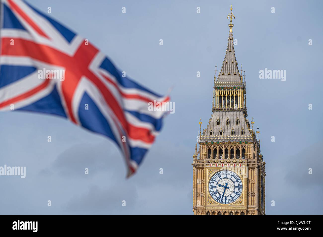 London, UK. 5 September 2022 The Union jack flutters in front of Big ...
