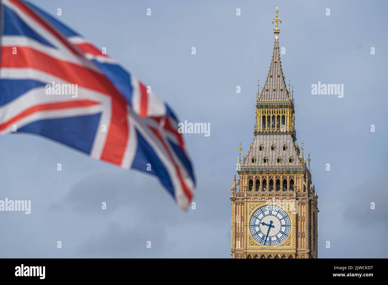 London, UK. 5 September 2022 The Union jack flutters in front of Big ...