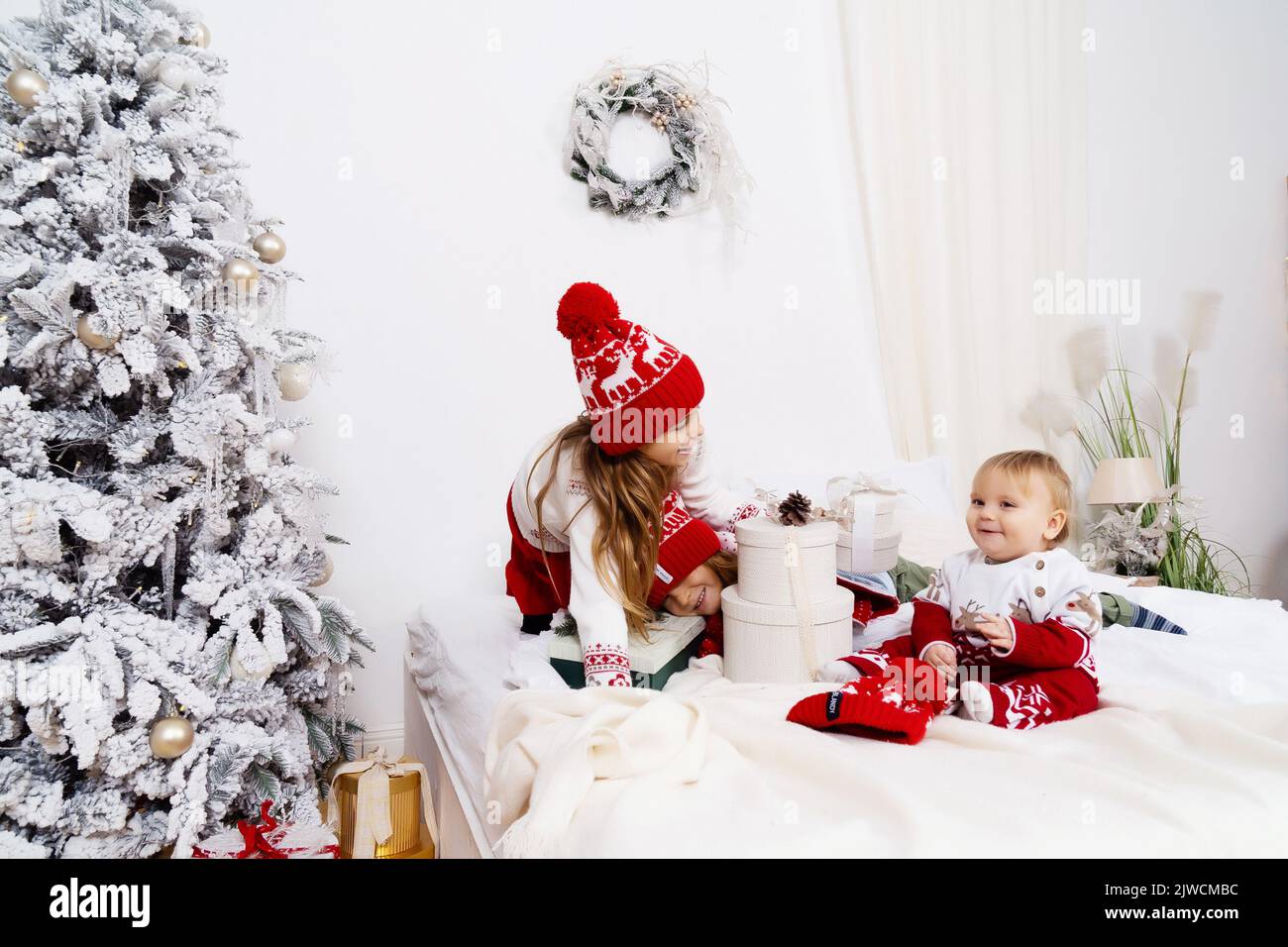 Beautiful little sister on Christmas morning found gifts under the ...