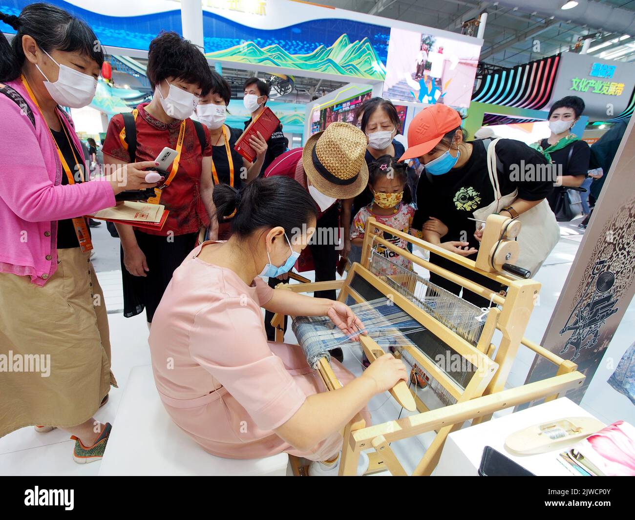 Traditional weaving techniques hi-res stock photography and images - Alamy