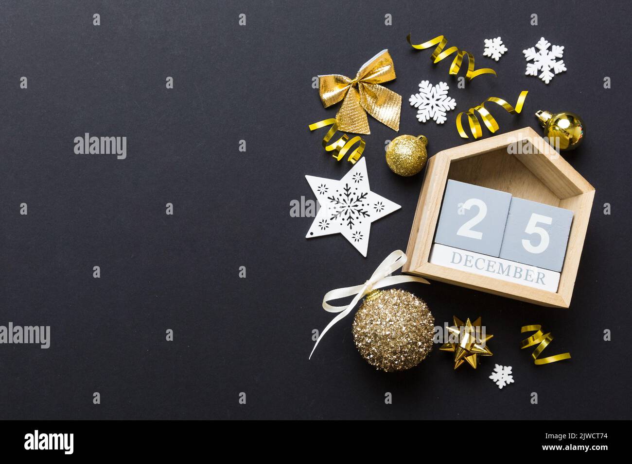 Christmas calendar 25 december. Christmas gift, fir branches, pine ...