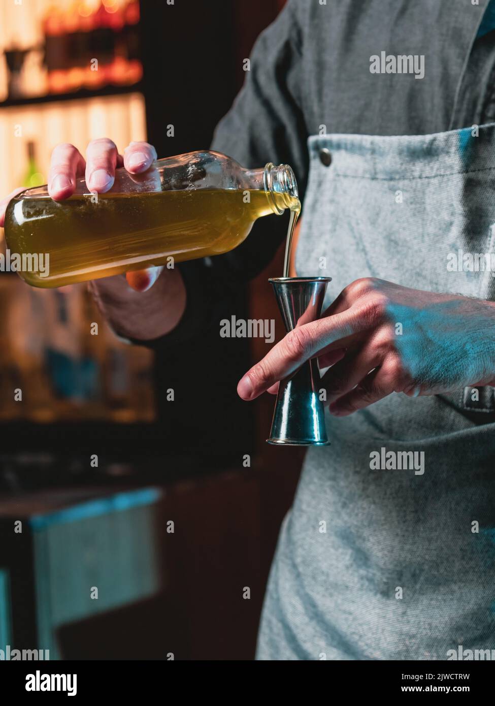 Mixing cocktails at home hi-res stock photography and images - Alamy