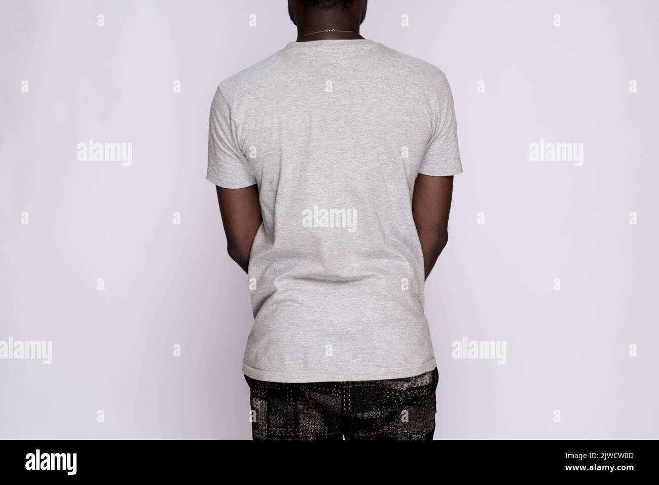 black model wearing a plain grey t-shirt back view Stock Photo - Alamy