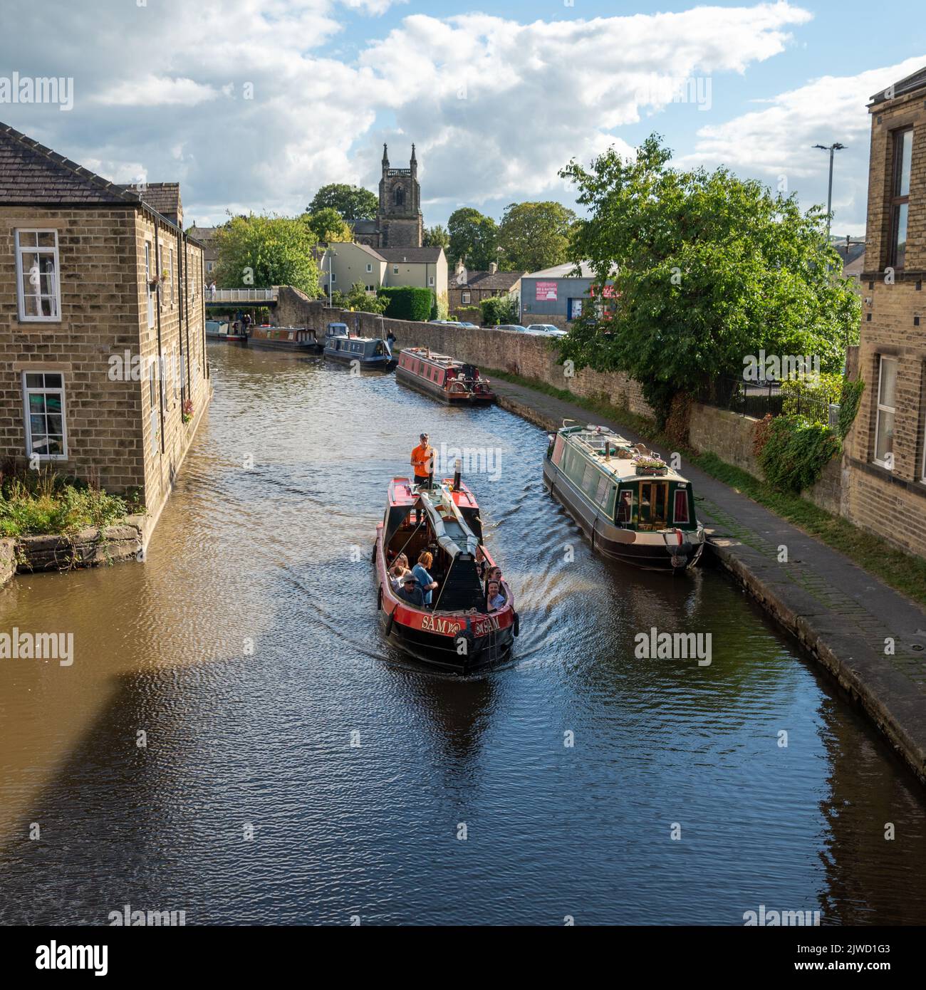 Canal barges hi-res stock photography and images - Alamy