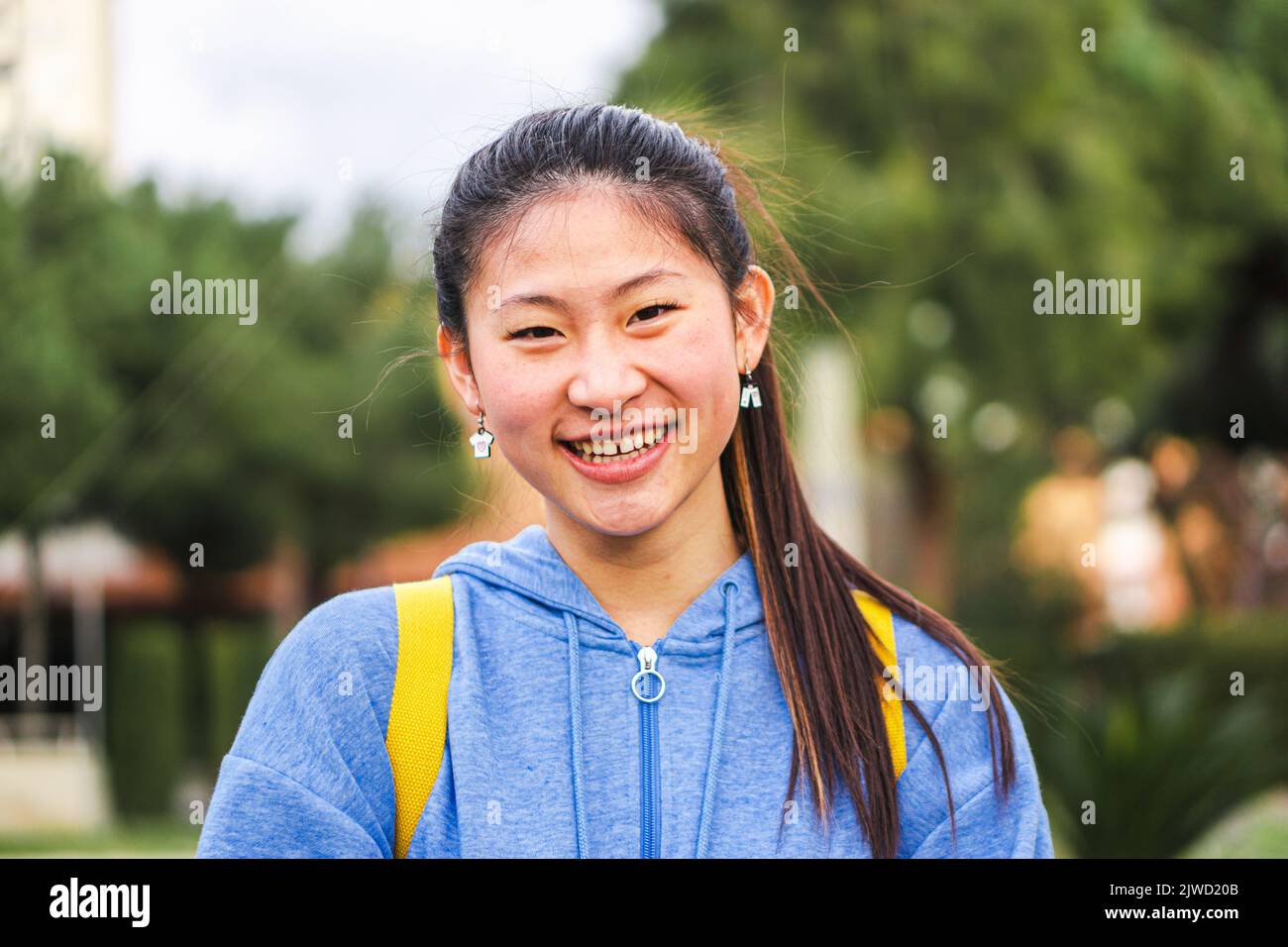 Cute young pretty chinese teenager hi-res stock photography and images ...