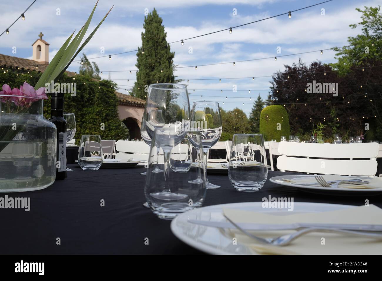 Outdoor venue with dinner tables before event Stock Photo - Alamy
