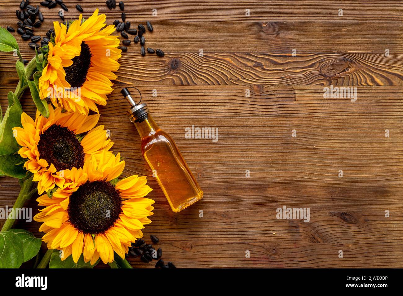 Top view of cooking oil with yellow sunflowers and black seeds Stock ...