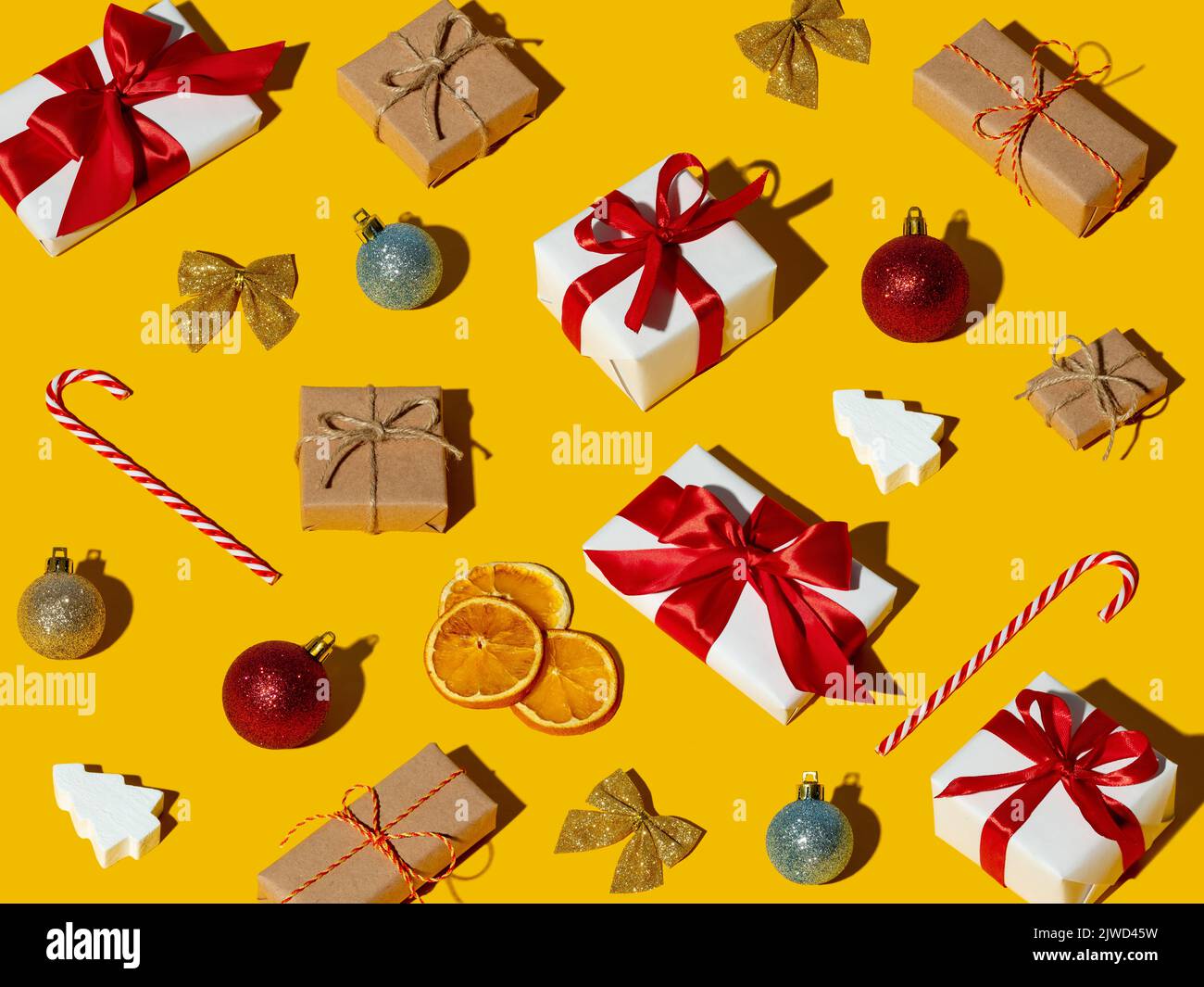 yellow christmas background holiday gift pattern Stock Photo - Alamy