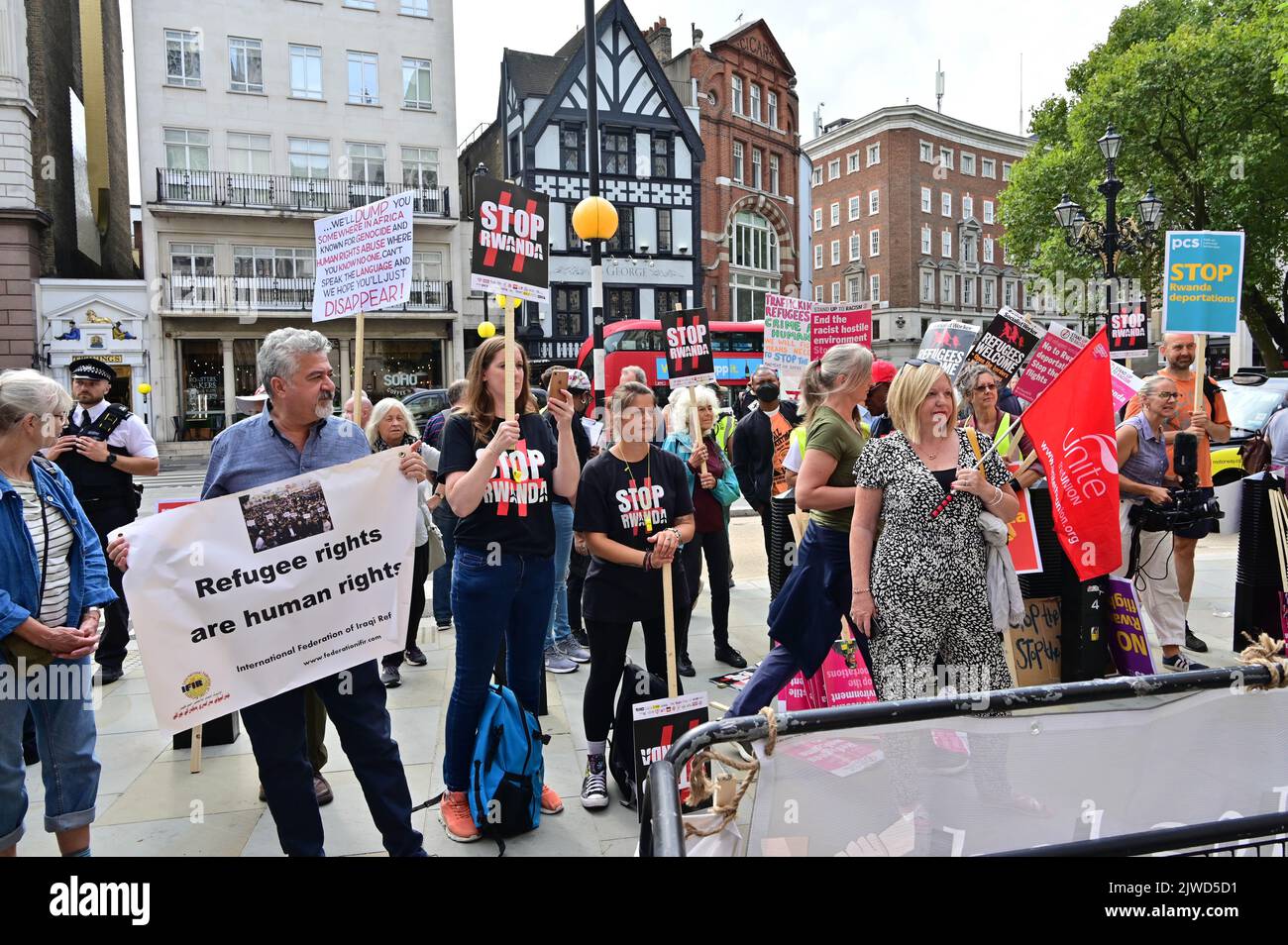 Royal Courts of Justice, London, UK. 5th Sep, 2022. Demonstrate stop ...