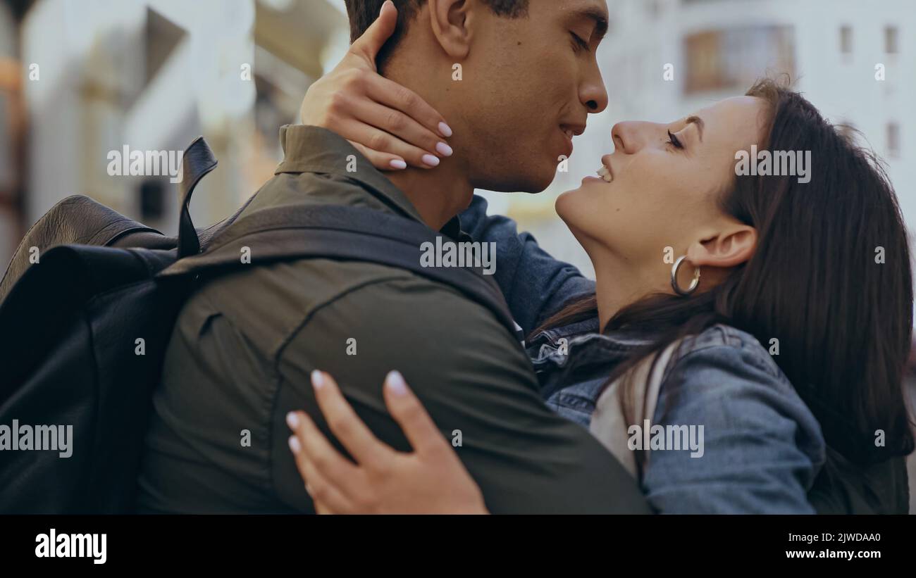 Couple kissing on urban hi-res stock photography and images - Alamy