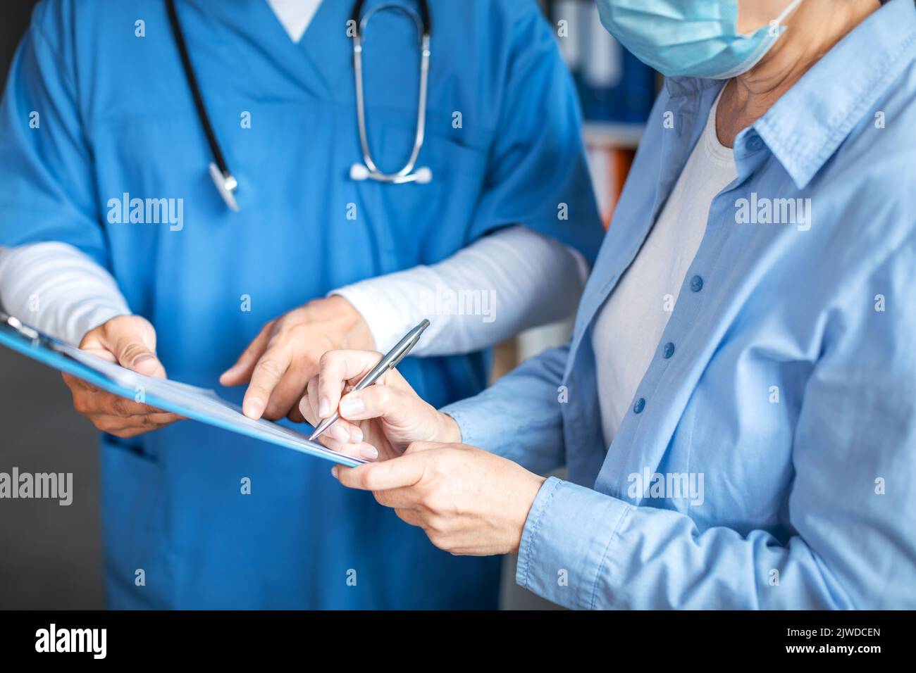 Old lady smiling hospital hi-res stock photography and images - Alamy