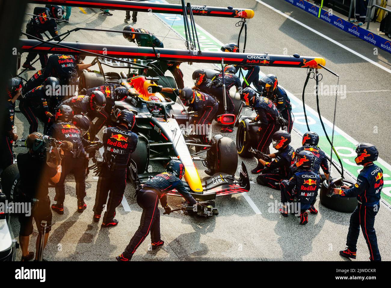01 VERSTAPPEN Max (nld), Red Bull Racing RB18, action pitstop during ...