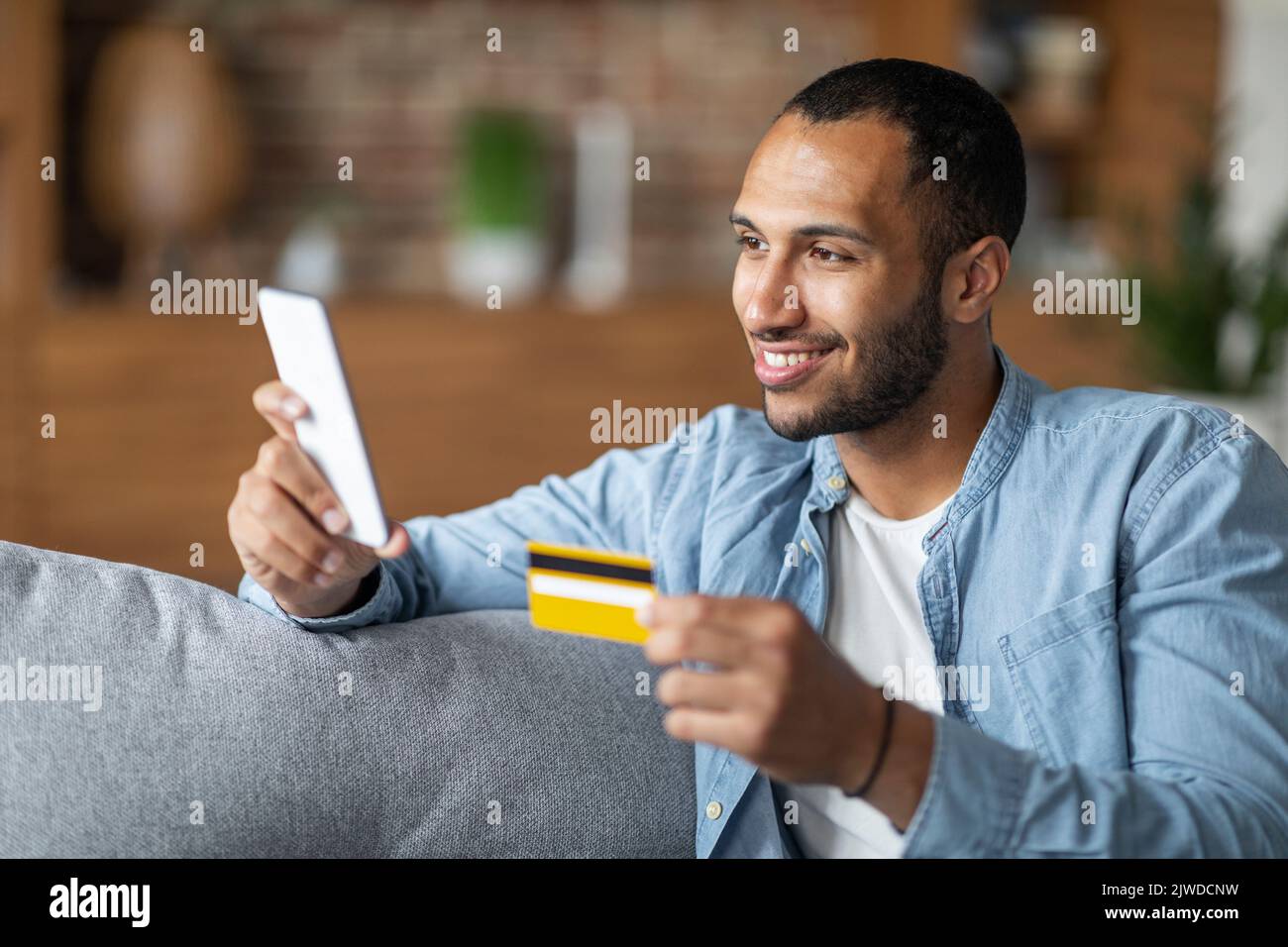 Man using mobile payments hi-res stock photography and images - Alamy