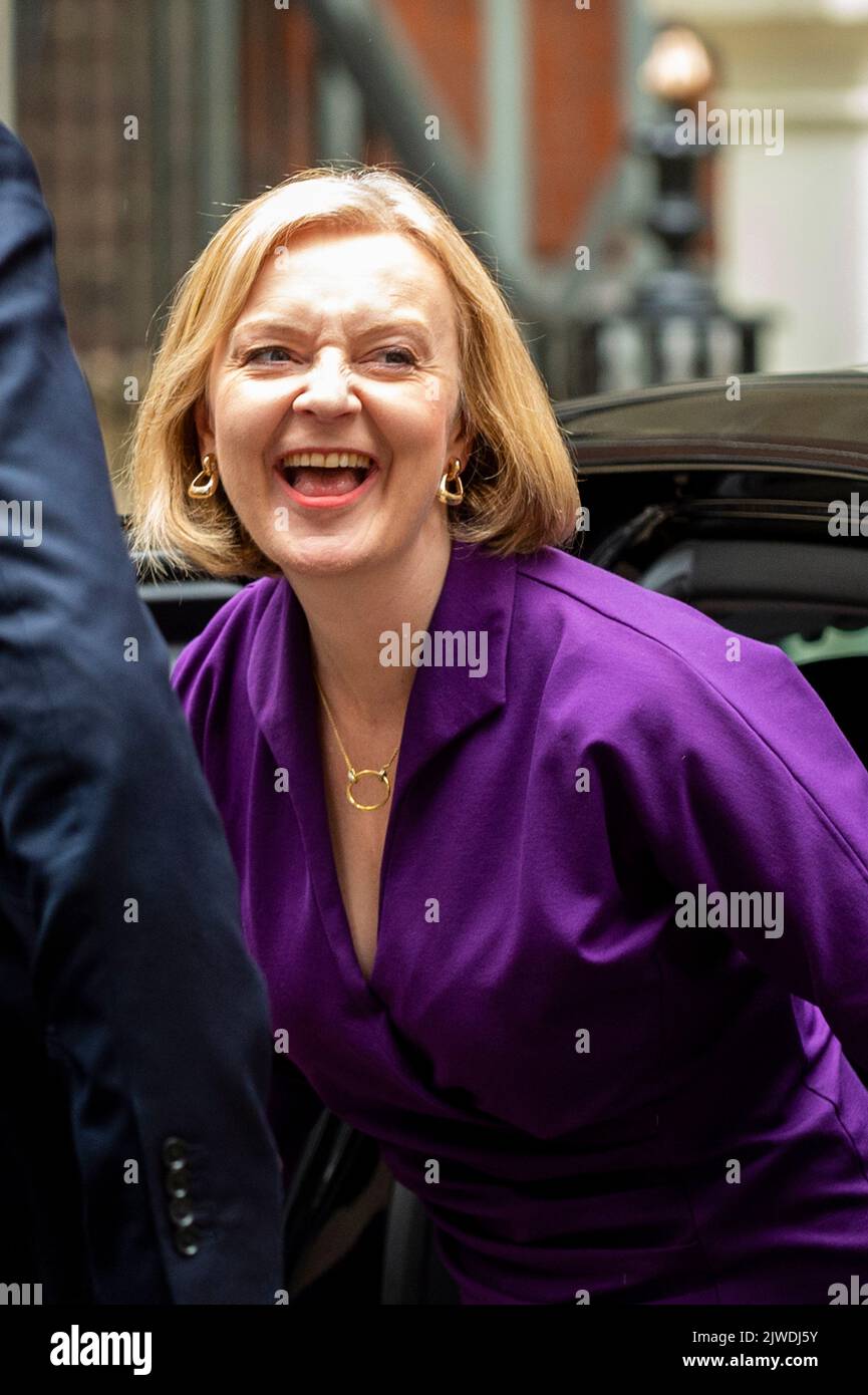 Liz truss smiling 2022 hi-res stock photography and images - Alamy