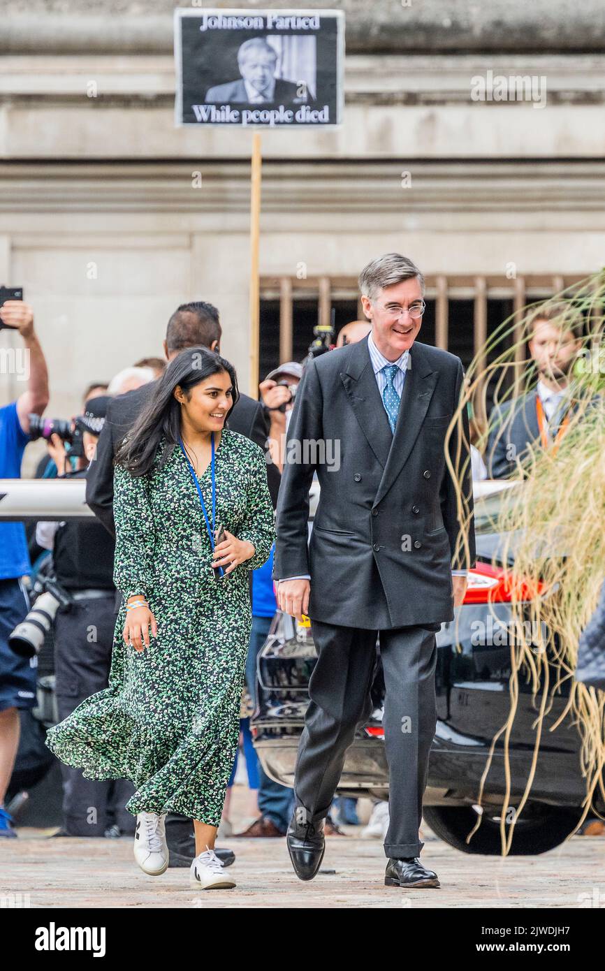 London, UK. 5th Sep, 2022. Jacob Rees-Mogg arrives in front of a ...