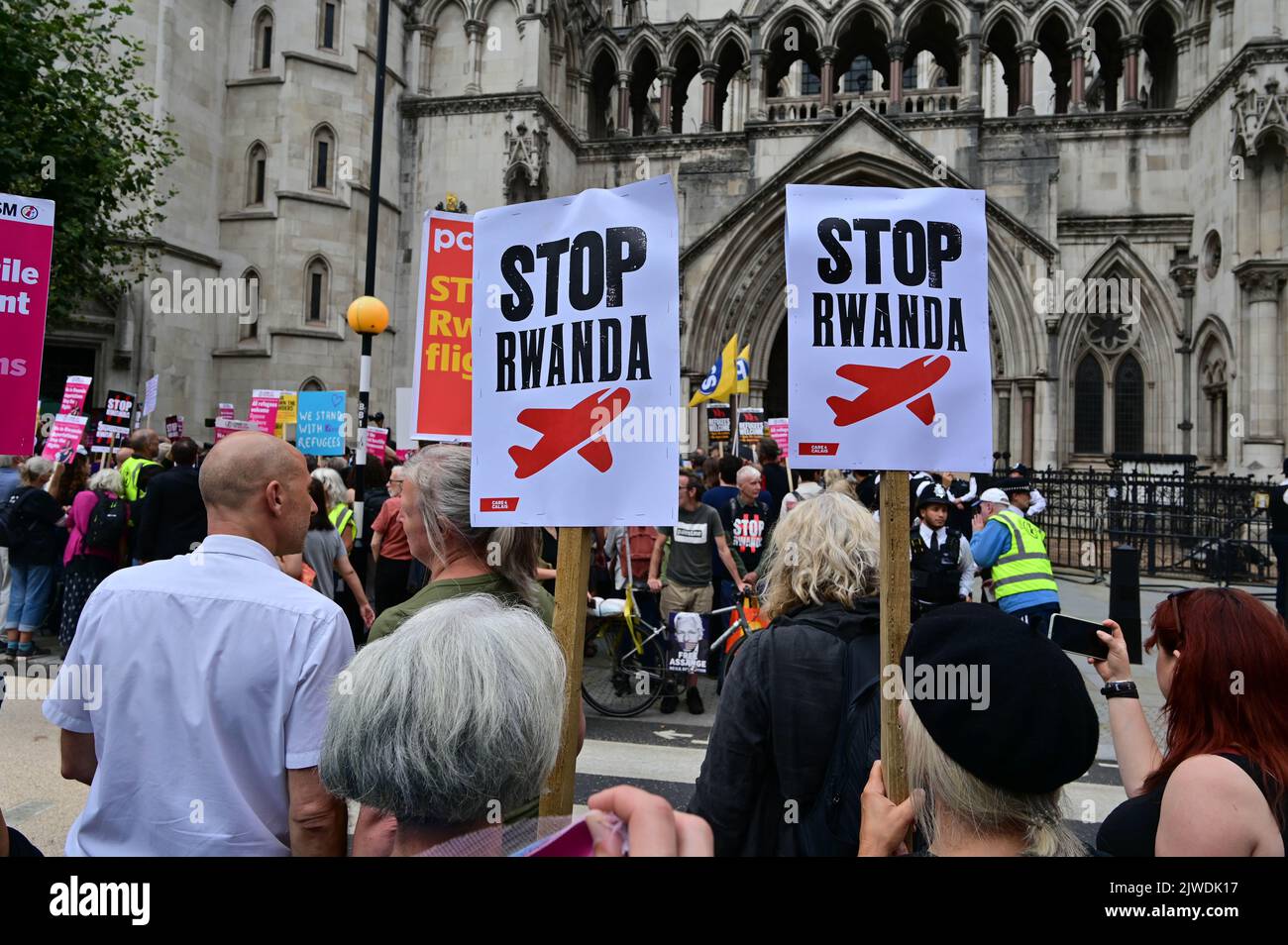 Royal Courts of Justice, London, UK. 5th Sep, 2022. Demonstrators stop ...
