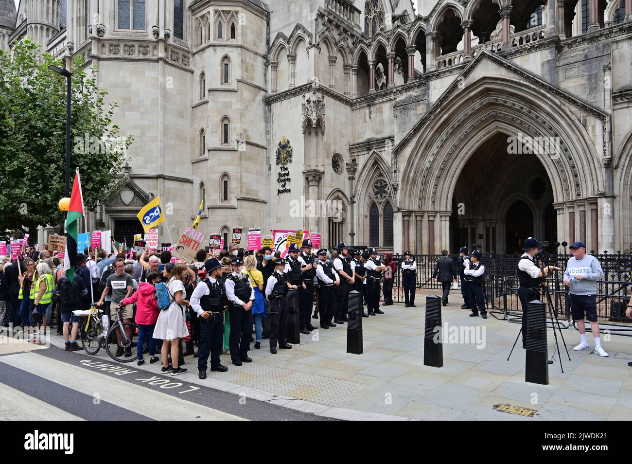 Royal Courts of Justice, London, UK. 5th Sep, 2022. Demonstrators stop ...