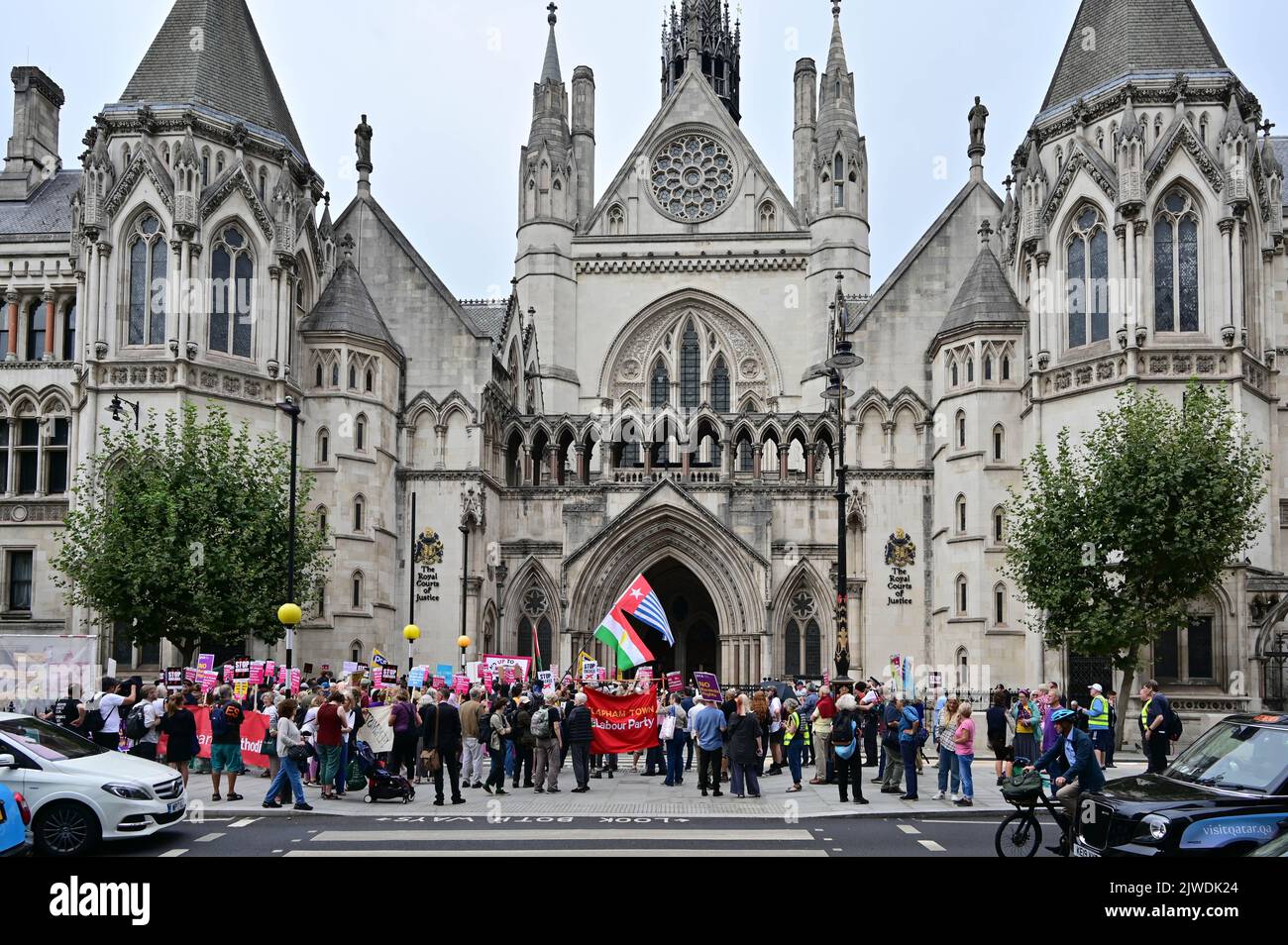 Royal Courts of Justice, London, UK. 5th Sep, 2022. Demonstrators stop ...