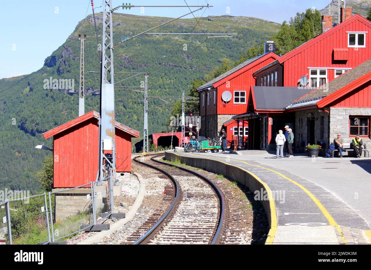 Empty train platform architecture hi-res stock photography and images - Alamy