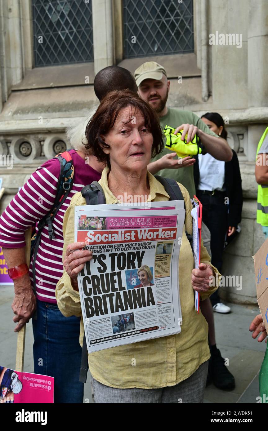 Royal Courts of Justice, London, UK. 5th Sep, 2022. Demonstrators stop ...