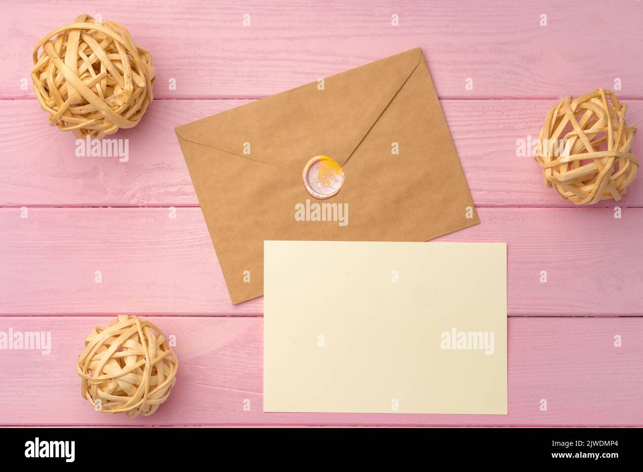 Beige envelope with blank letter on pink wooden desk Stock Photo - Alamy