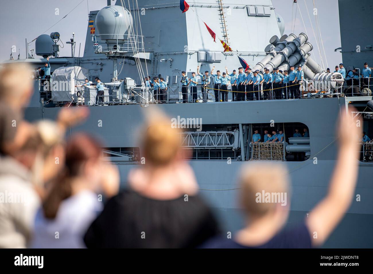 Wilhelmshaven, Germany. 05th Sep, 2022. Relatives wave to the crew of ...
