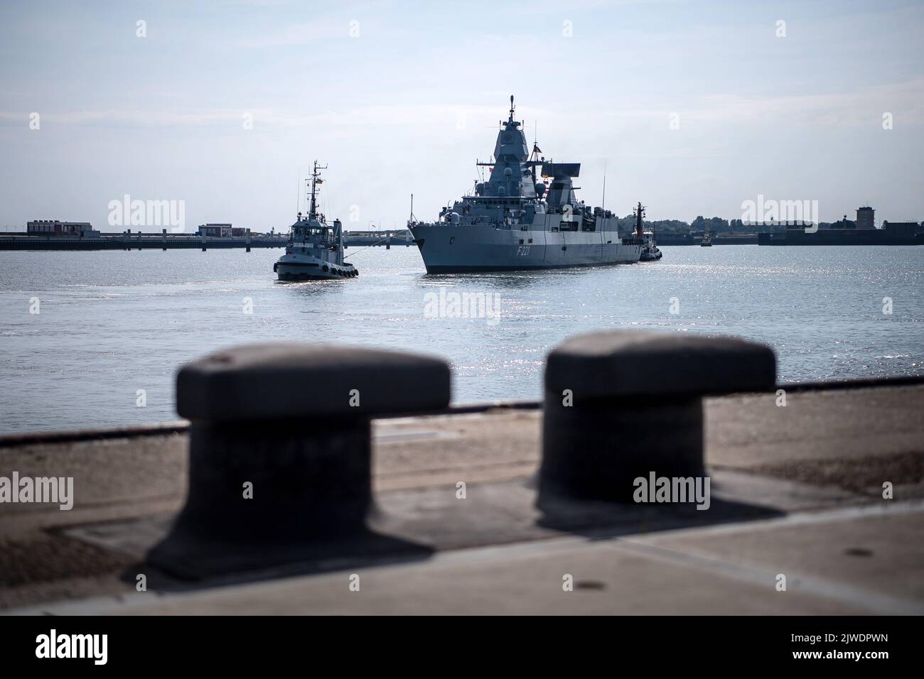 Wilhelmshaven, Germany. 05th Sep, 2022. The frigate "Hessen" (r) leaves ...