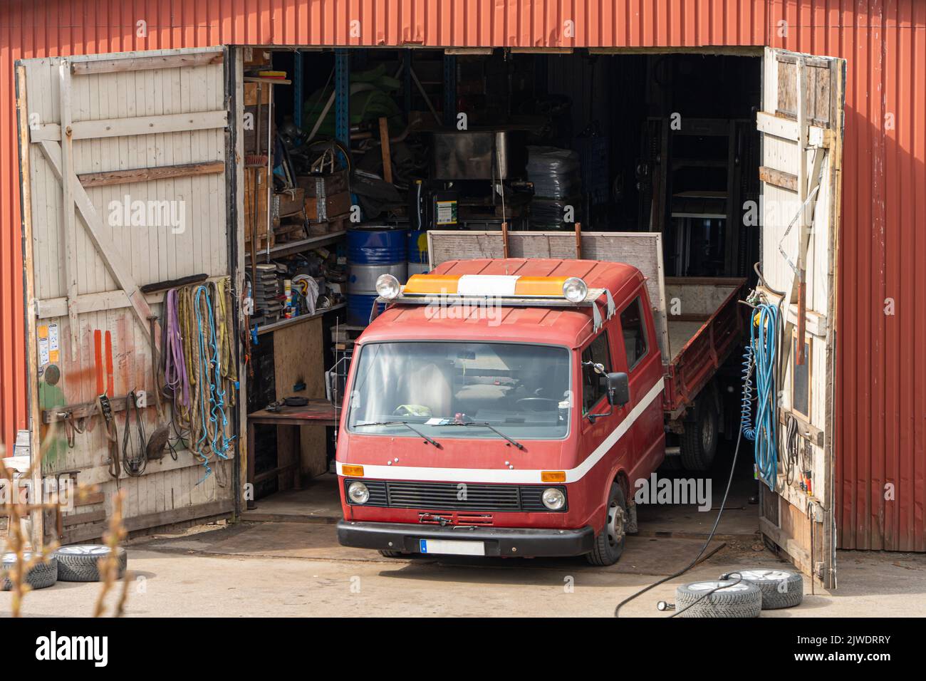 Auto service building hi-res stock photography and images - Alamy