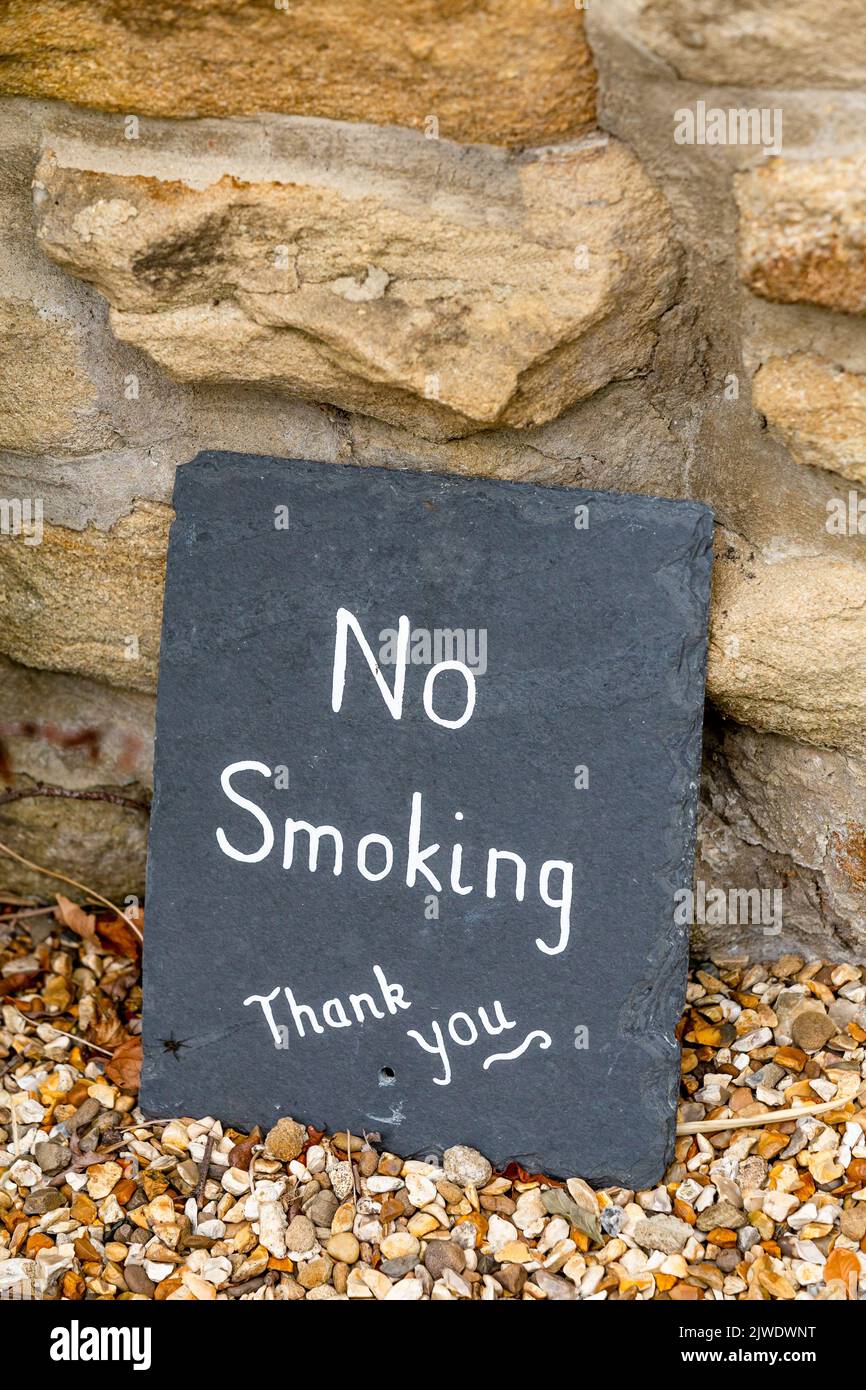 No smoking signage hi-res stock photography and images - Alamy