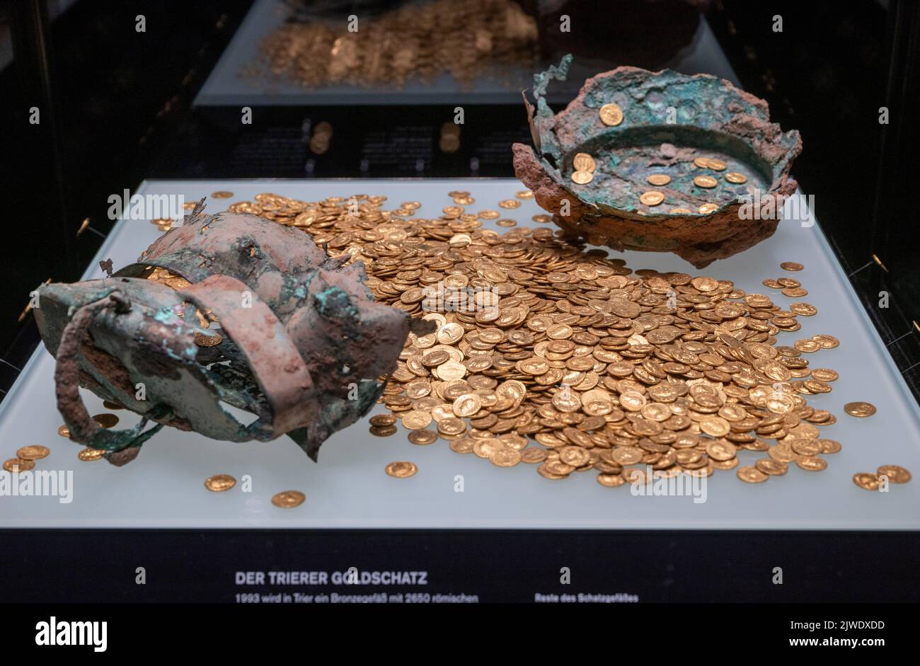 05 September 2022, Rhineland-Palatinate, Trier: The Trier gold treasure ...