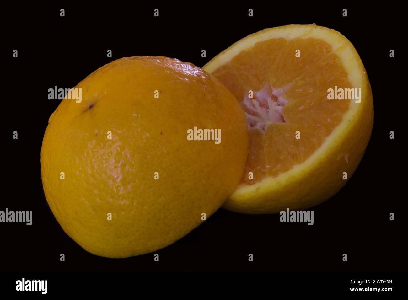 orange cut in half Stock Photo - Alamy
