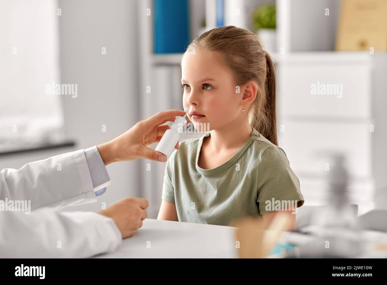 Doctor spray nasal hi-res stock photography and images - Alamy