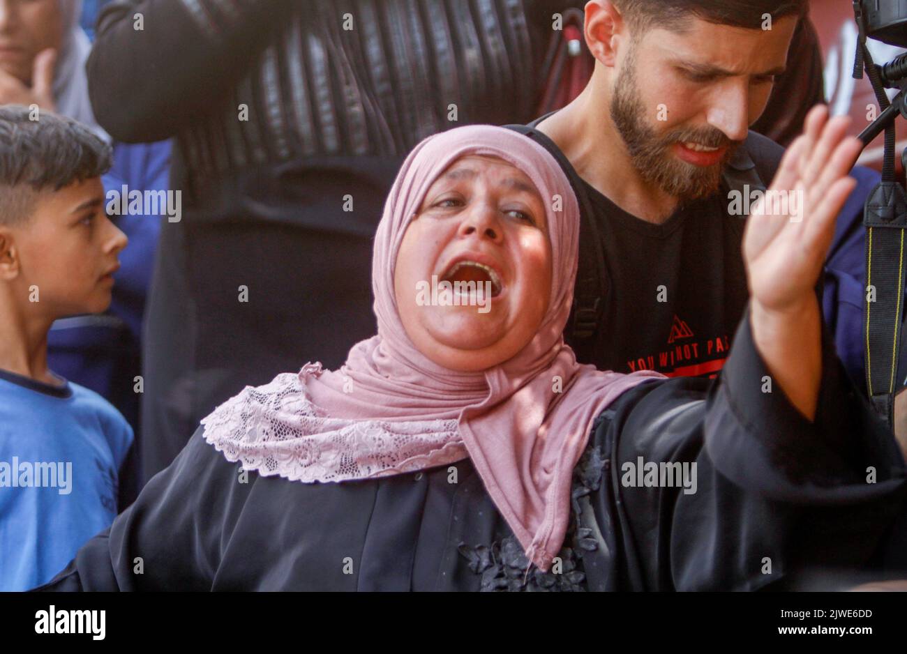 Jenin, Palestine. 05th Sep, 2022. Relatives mourn during the funeral of ...