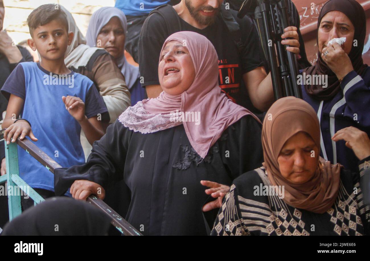 Jenin, Palestine. 05th Sep, 2022. Relatives mourn during the funeral of ...
