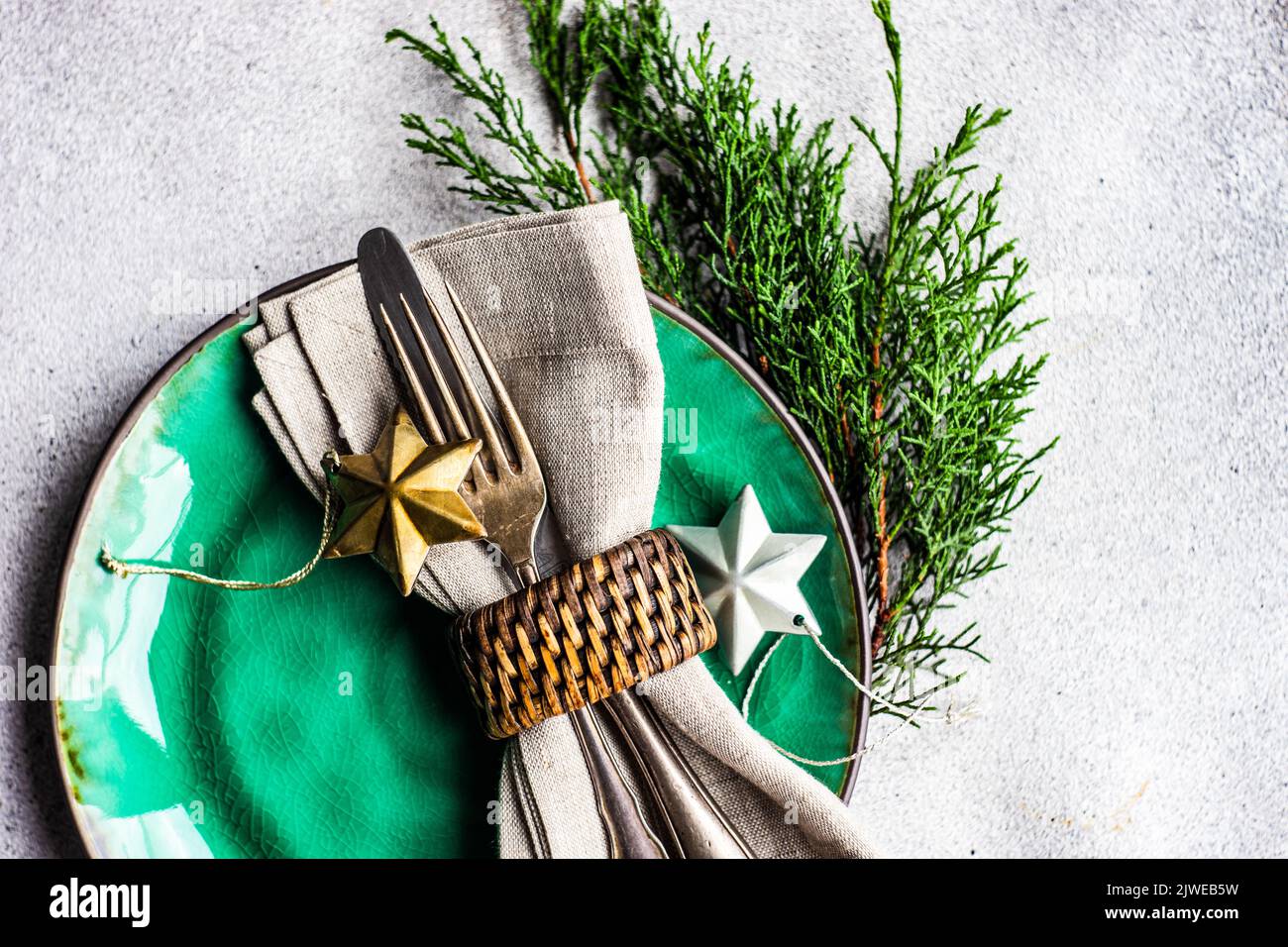 Overhead view of a rustic Christmas place setting with Christmas ...