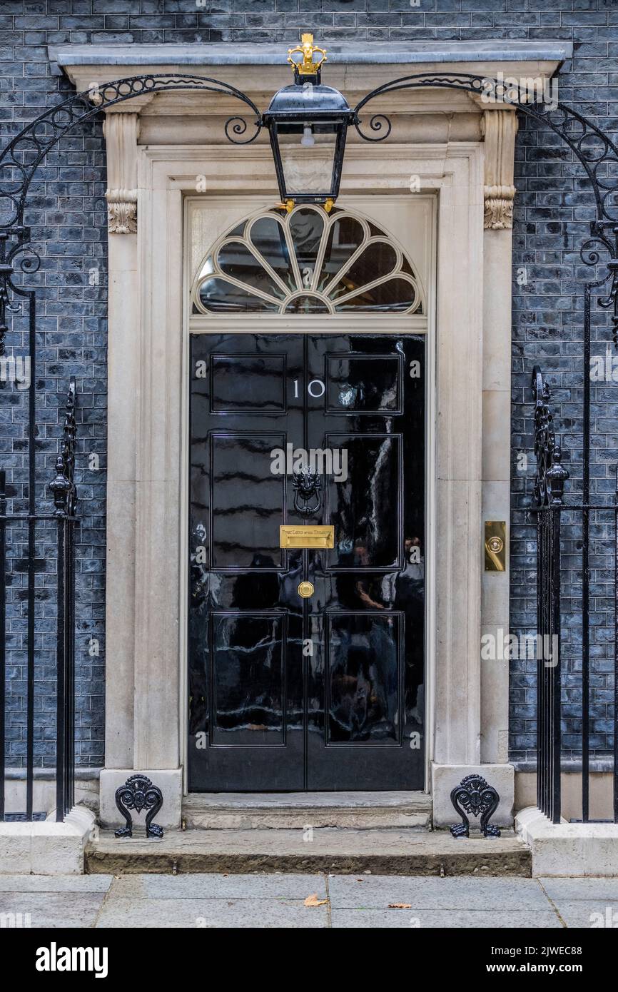 Liz truss number 10 2022 hi-res stock photography and images - Alamy