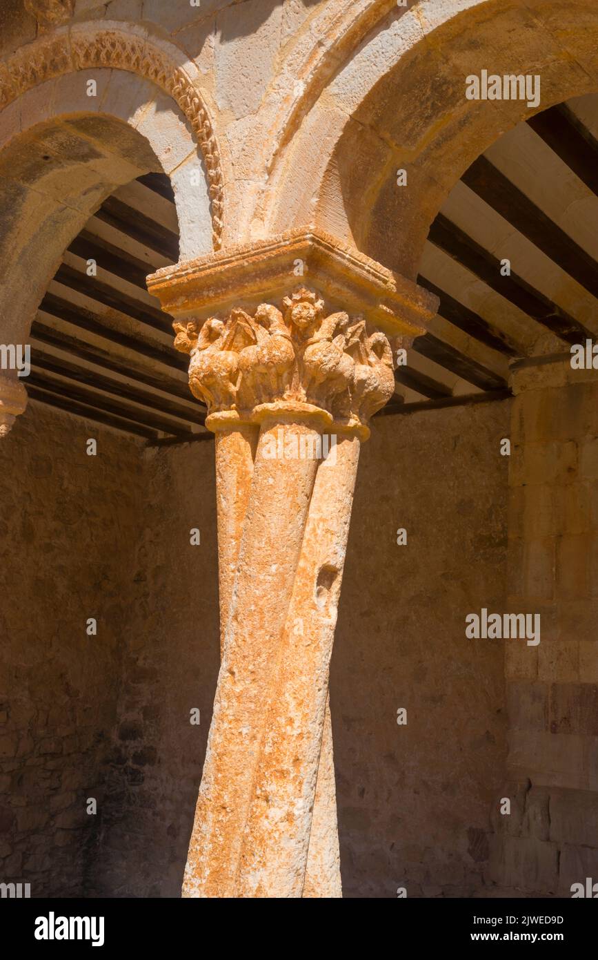 Columnas románicas hi-res stock photography and images - Alamy