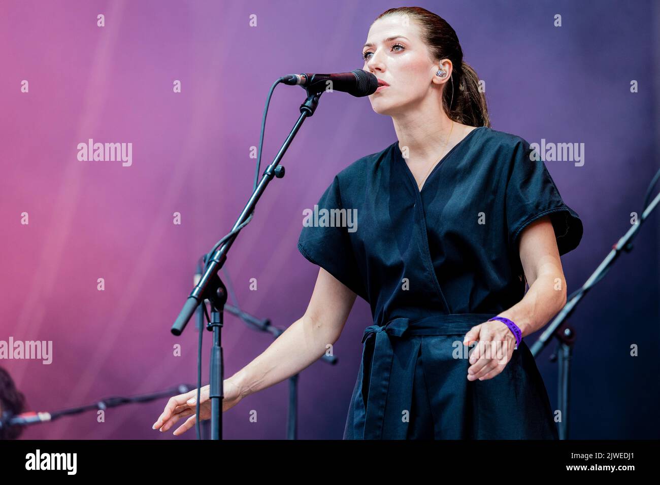 Aldous harding outfit hi-res stock photography and images - Alamy