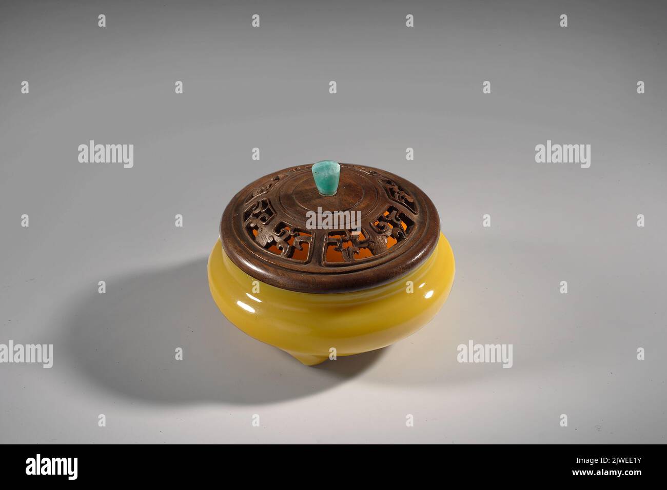 Li-type censer with three legs and a openwork lid topped with a small ...