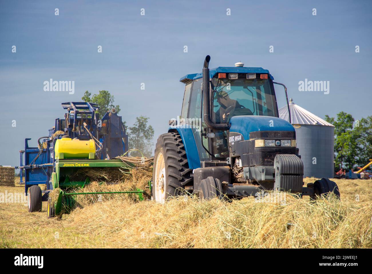 Stacking hay hi-res stock photography and images - Alamy