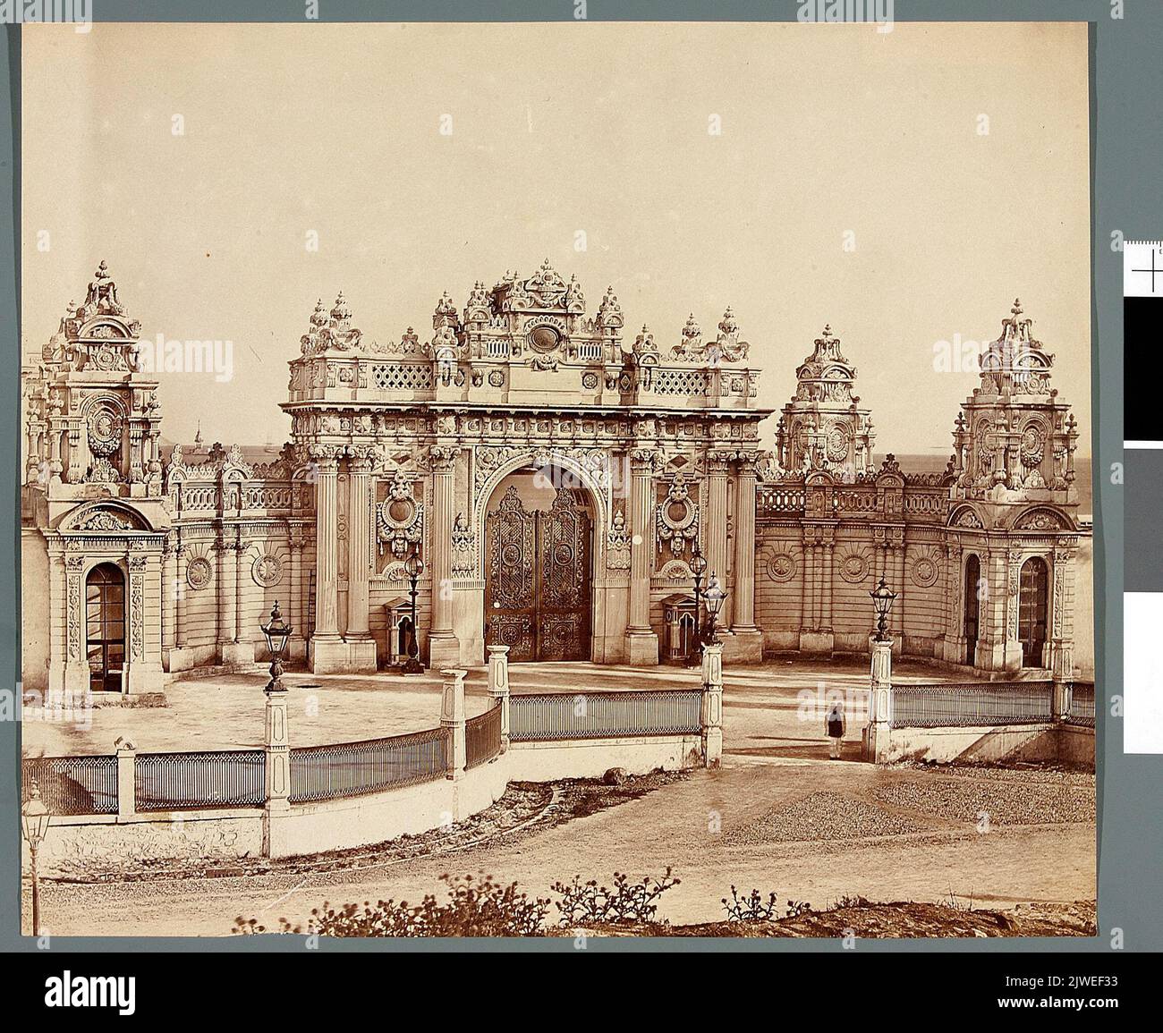 Stambuł. Pałac Dolma Bagcze [Dolmabahçe Sarayi] - brama. Beato, Felice ...