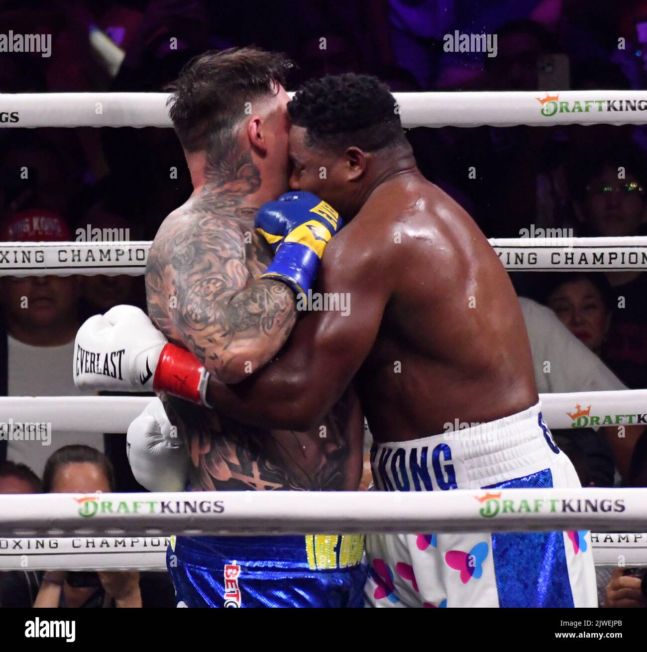 Los Angeles, California, USA. 4th Sep, 2022. Fighter ANDY RUIZ (Blue ...