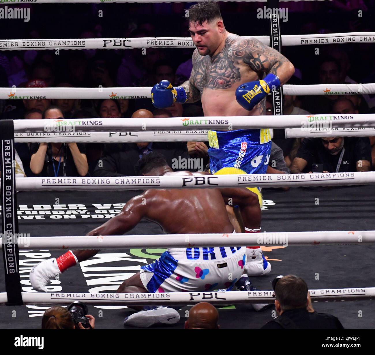 Los Angeles, California, USA. 4th Sep, 2022. Fighter ANDY RUIZ (Blue ...