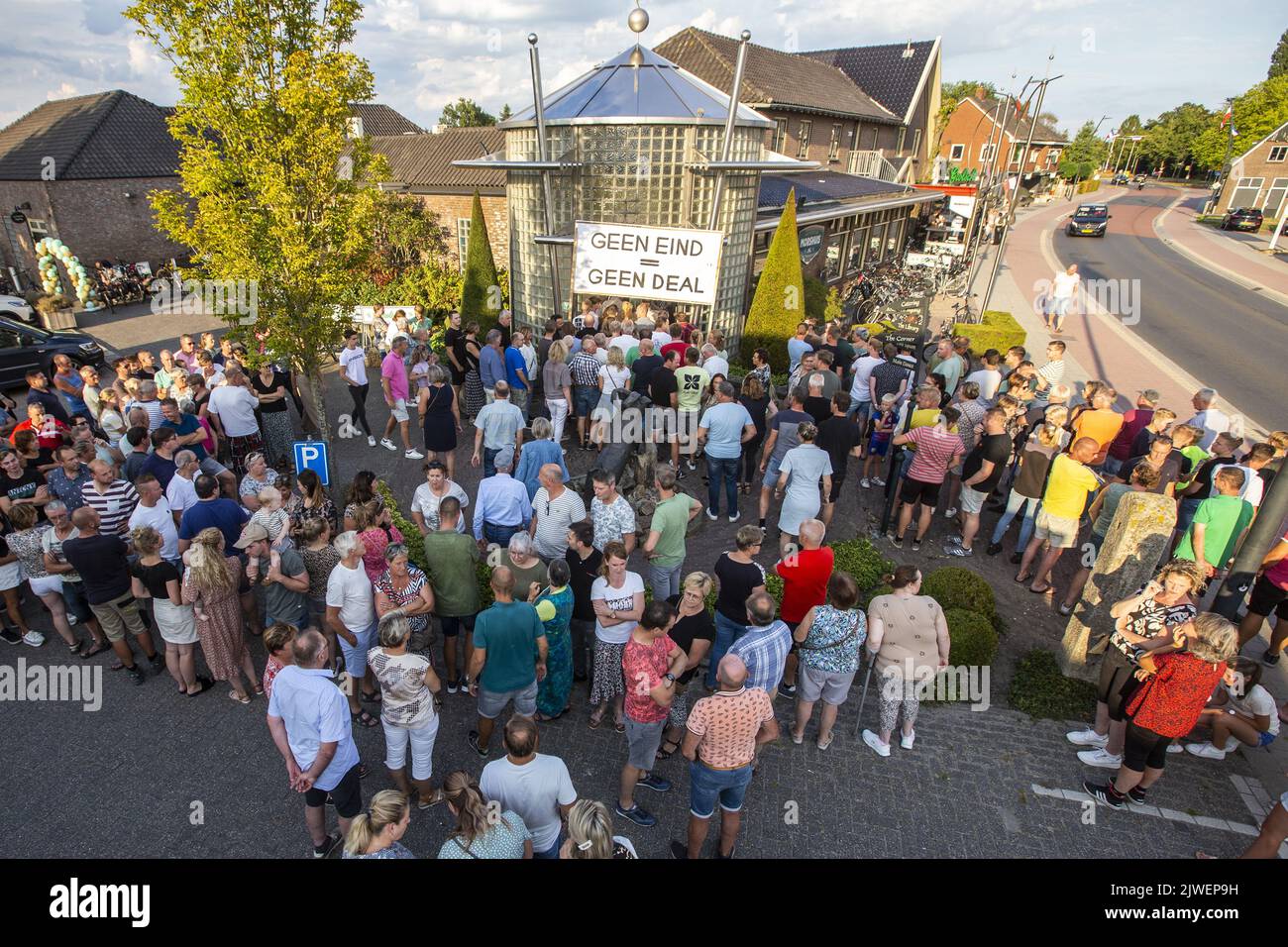 2022-09-05 18:20:00 ALBERGEN - Residents of Albergen in front of the ...